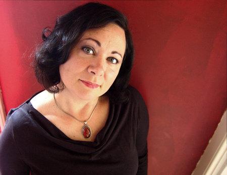 Amy Mckay (New York Cadıları kitabının yazarı) - 1000Kitap