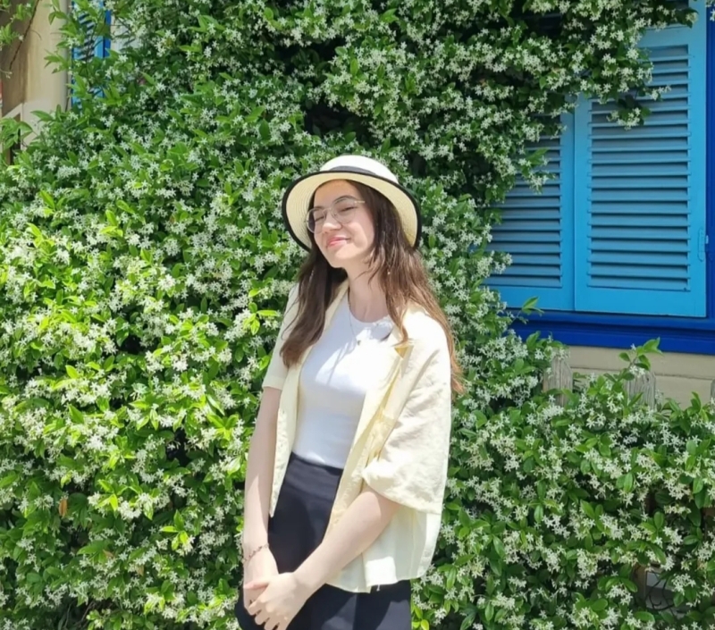 Azra İzgüner - 1000Kitap