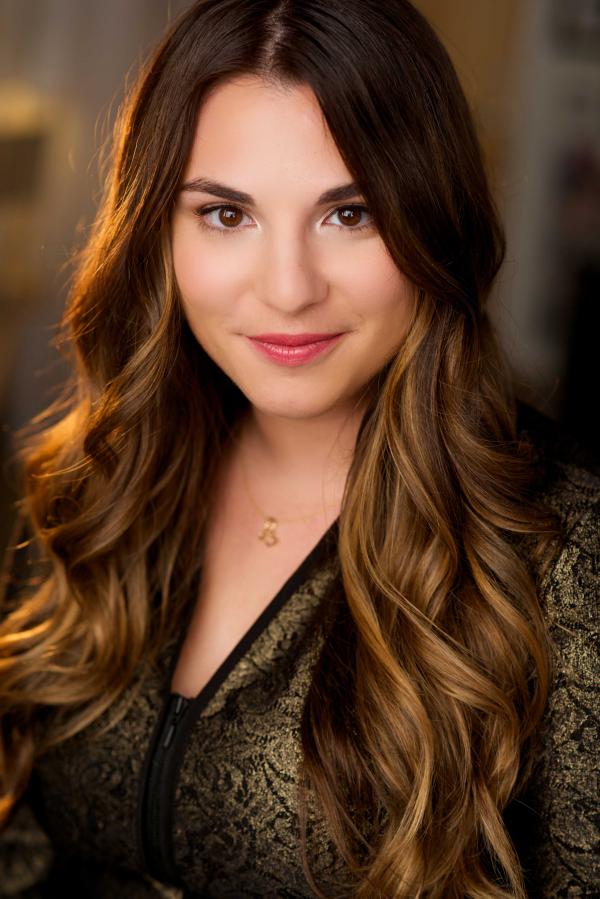 Victoria Aveyard - 1000Kitap