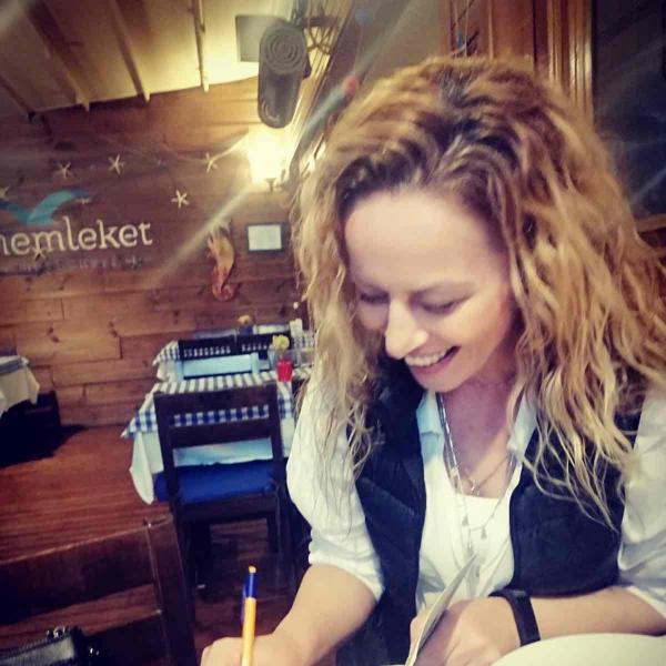 Ebru Akkaya - 1000Kitap