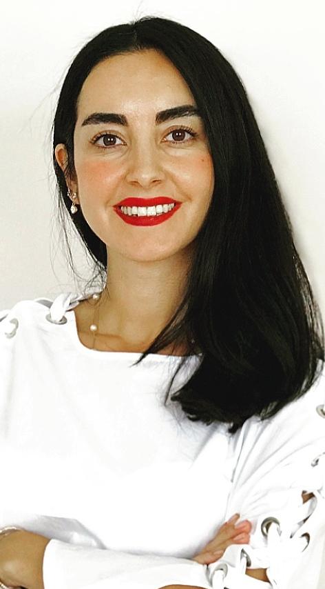 Sinem Kaya Özçelik - 1000Kitap